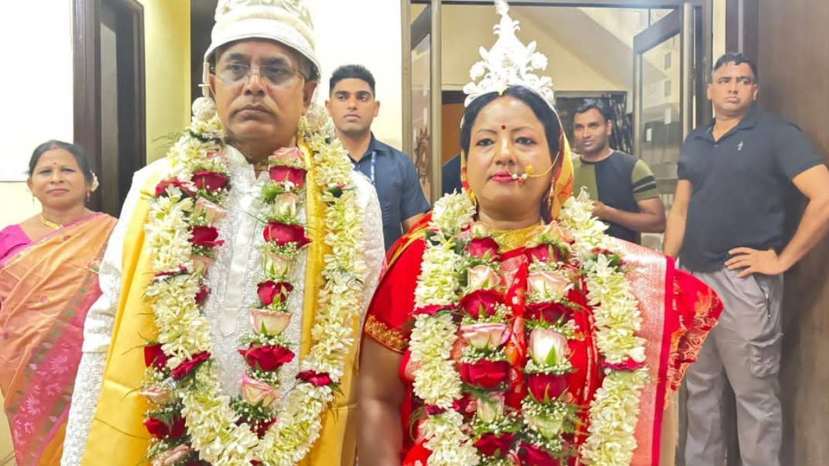 Dilip Ghosh Turns Groom At 61, Marries 50-Year-Old Rinku Majumdar – Here’s How The Couple Met ...