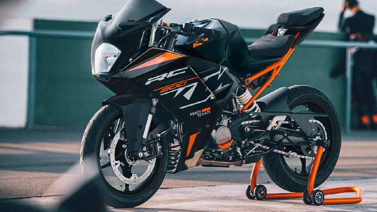 KTM RC 200 Update With A New TFT Display, Here's How it Sizes Up Against Bajaj Pulsar And R15 ...