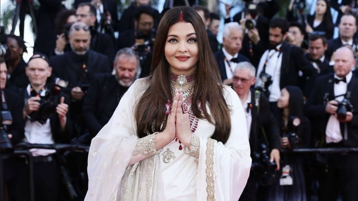 Cannes 2025: Aishwarya Rai Channels Desi Looks As She Flaunts Sindoor At Red Carpet